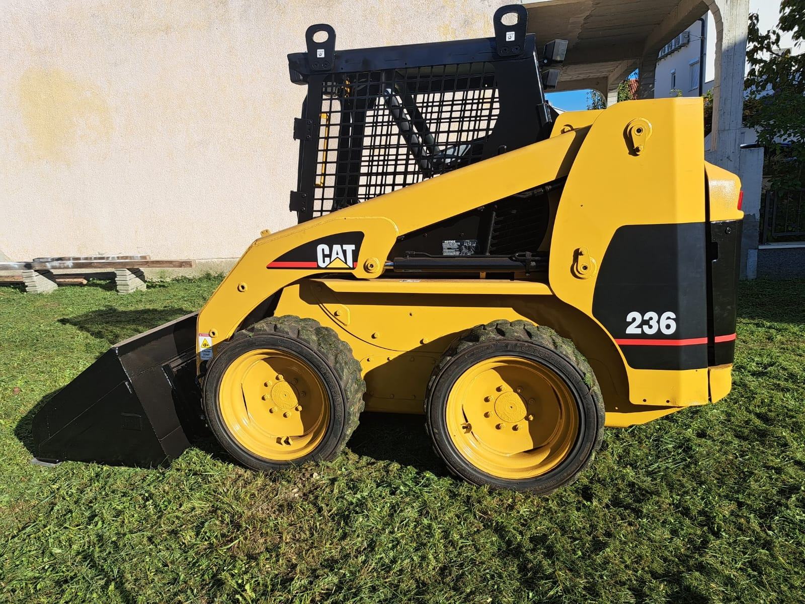 MINI UTOVARIVAČ CATERPILLAR 236