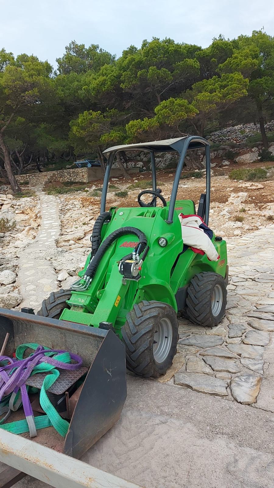 PRODANO Utovarivač Avant 520, 235 radnih sati, 2018 god