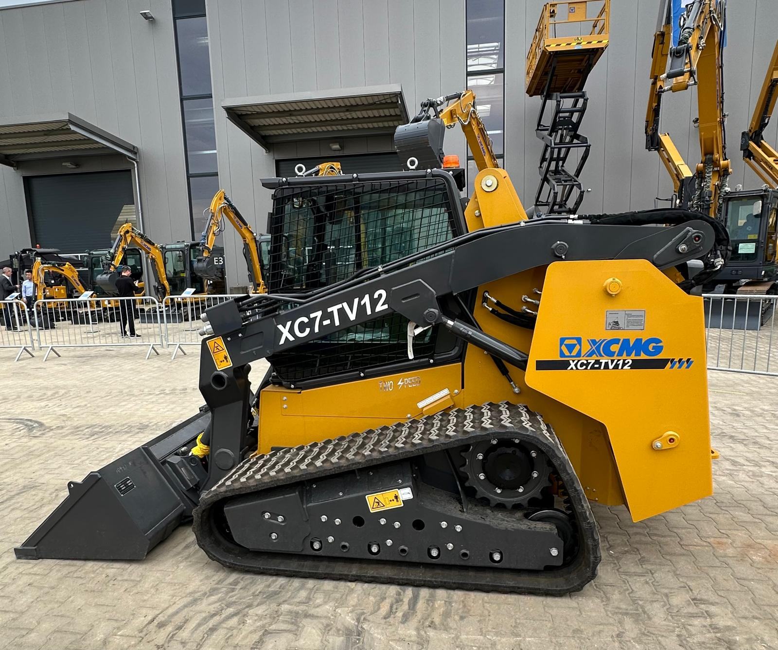 XCMG UTOVARIVAČ SA GUSJENICAMA XC7-TV12