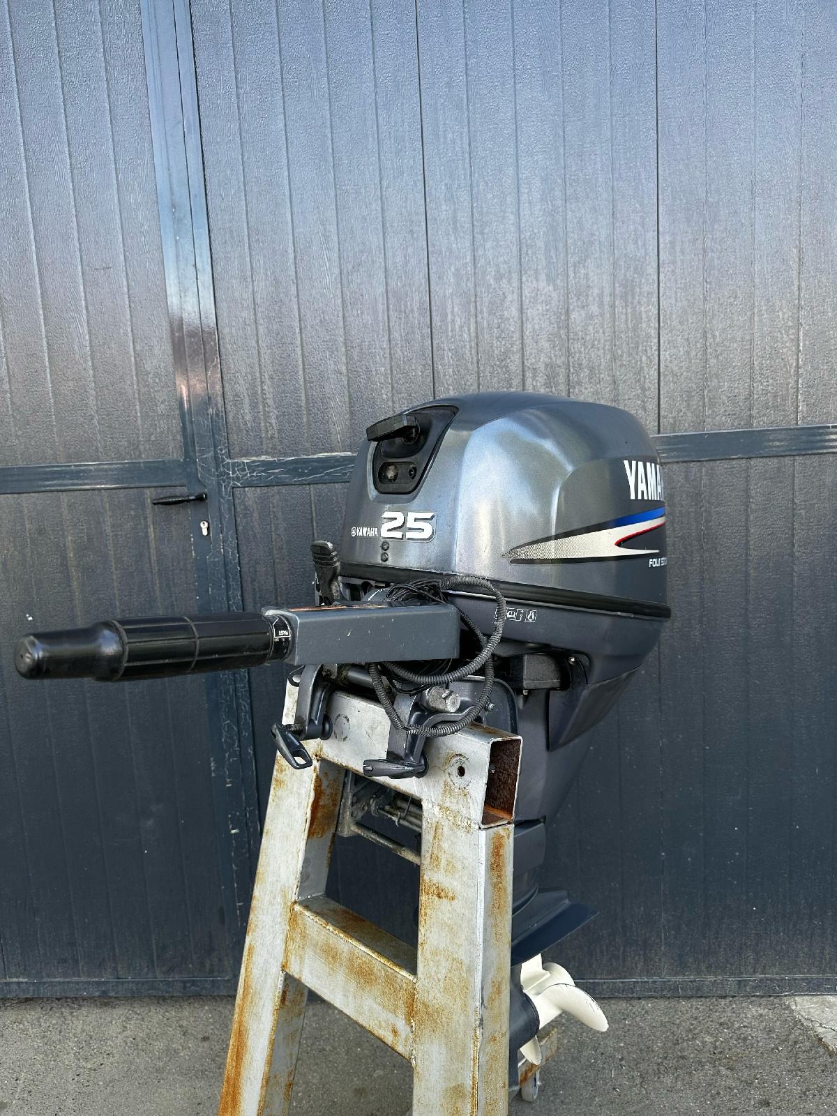 YAMAHA 25 F AMH vanbrodski motor 4-taktni