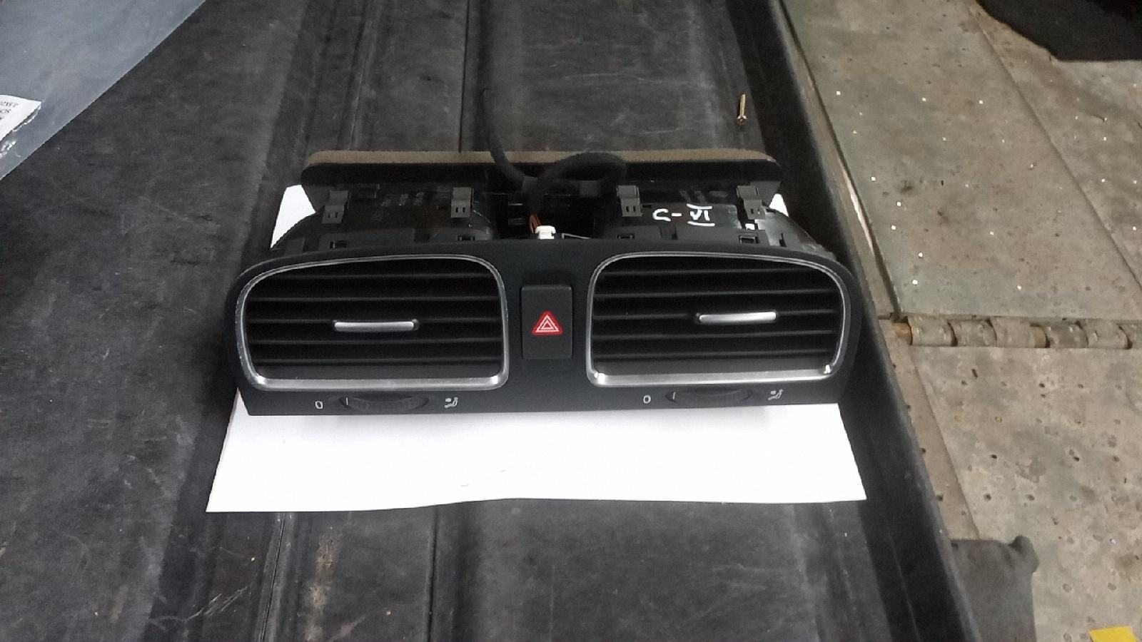 VW GOLF 6 SREDIŠNJA VENTILACIJSKA REŠETKA GRILA 5K0819728 5K0815735