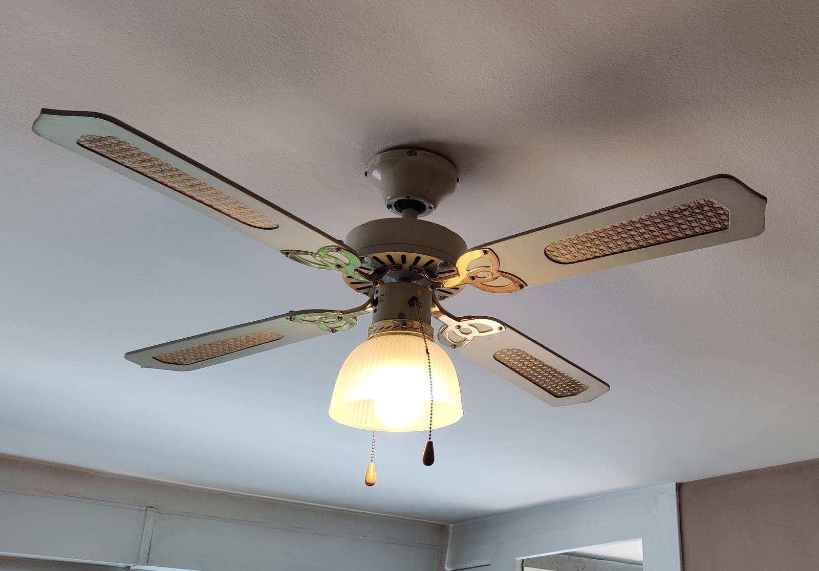 Stropni ventilator s rasvjetom - 4 lopatice