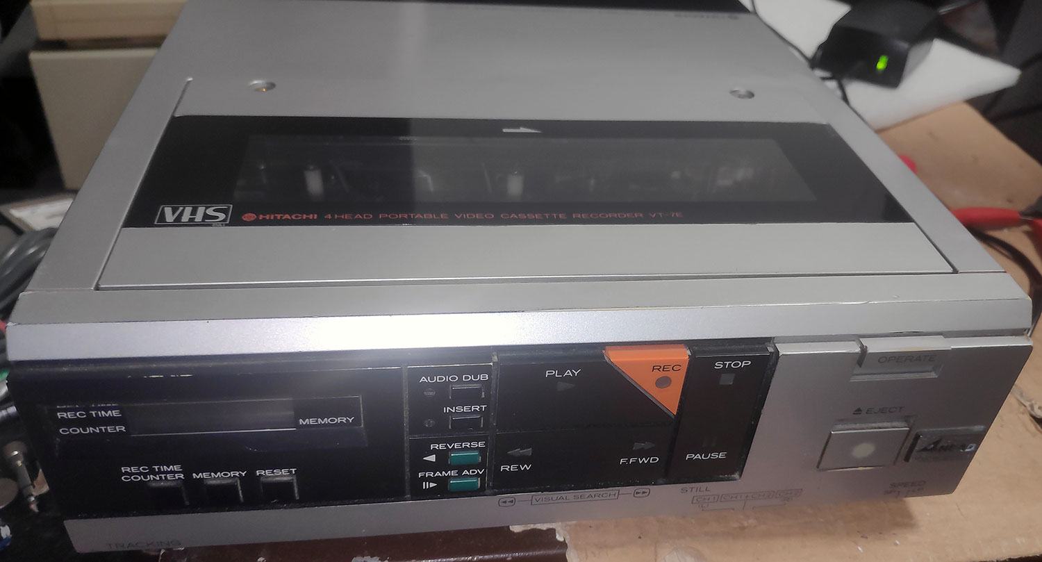 Retro prijenosni VHS videorekorder Hitachi VT-7E za dijelove portable