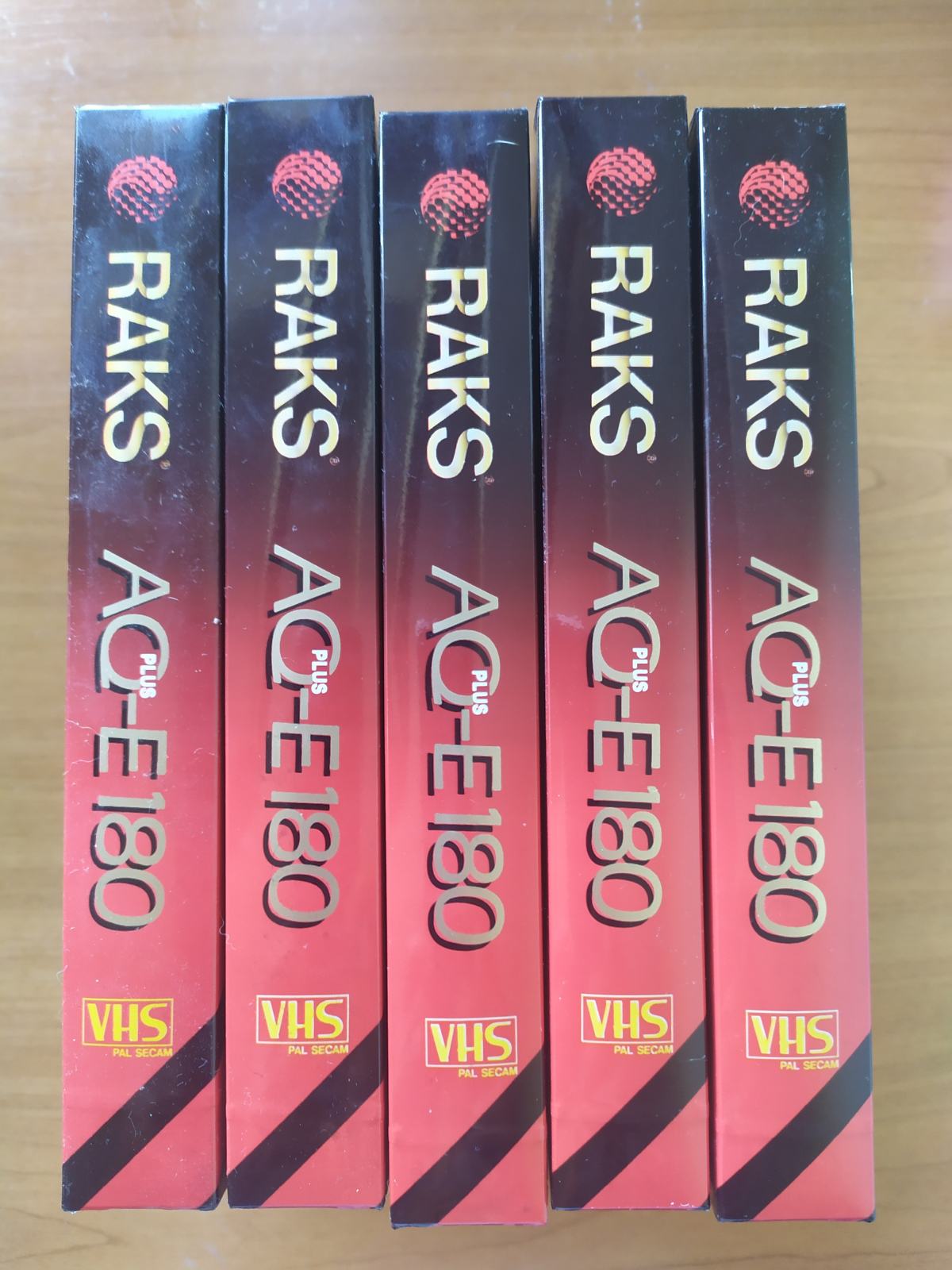 VHS kazete RAKS AQ PLUS E180