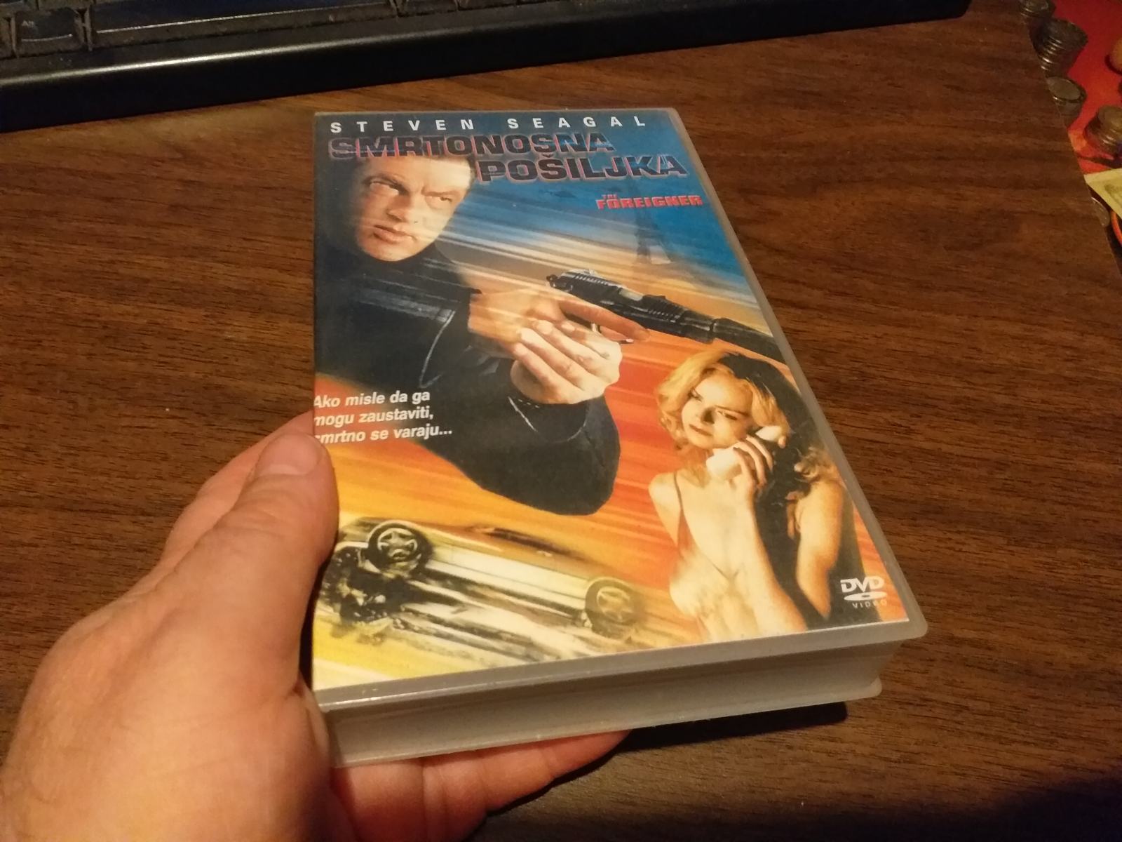 VHS SMRTONOSNA POŠILJKA THE FOREIGNER STEVEN SEAGAL