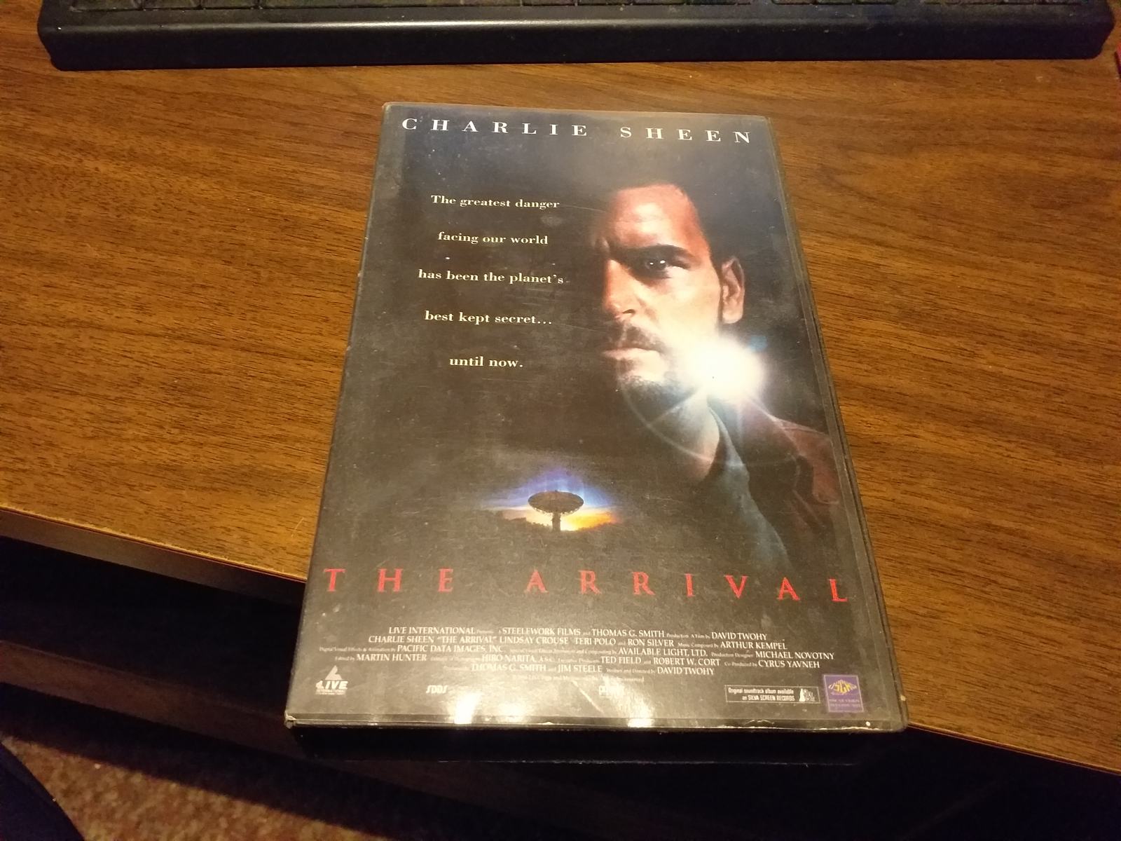 VHS THE ARRIVAL DOLAZAK CHARLIE SHEEN