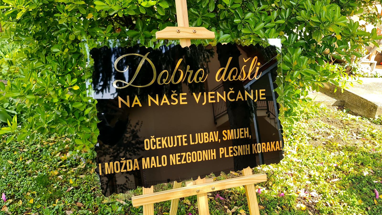Natpis Dobro došli sa imenima mladenaca na stalku, crna verzija