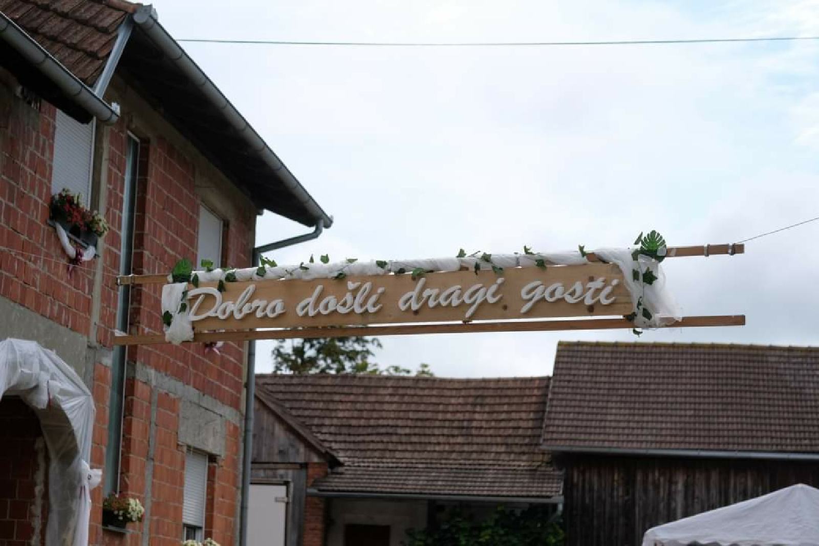 Natpis za svatove Dobro došli dragi gosti, vješalice, stalci