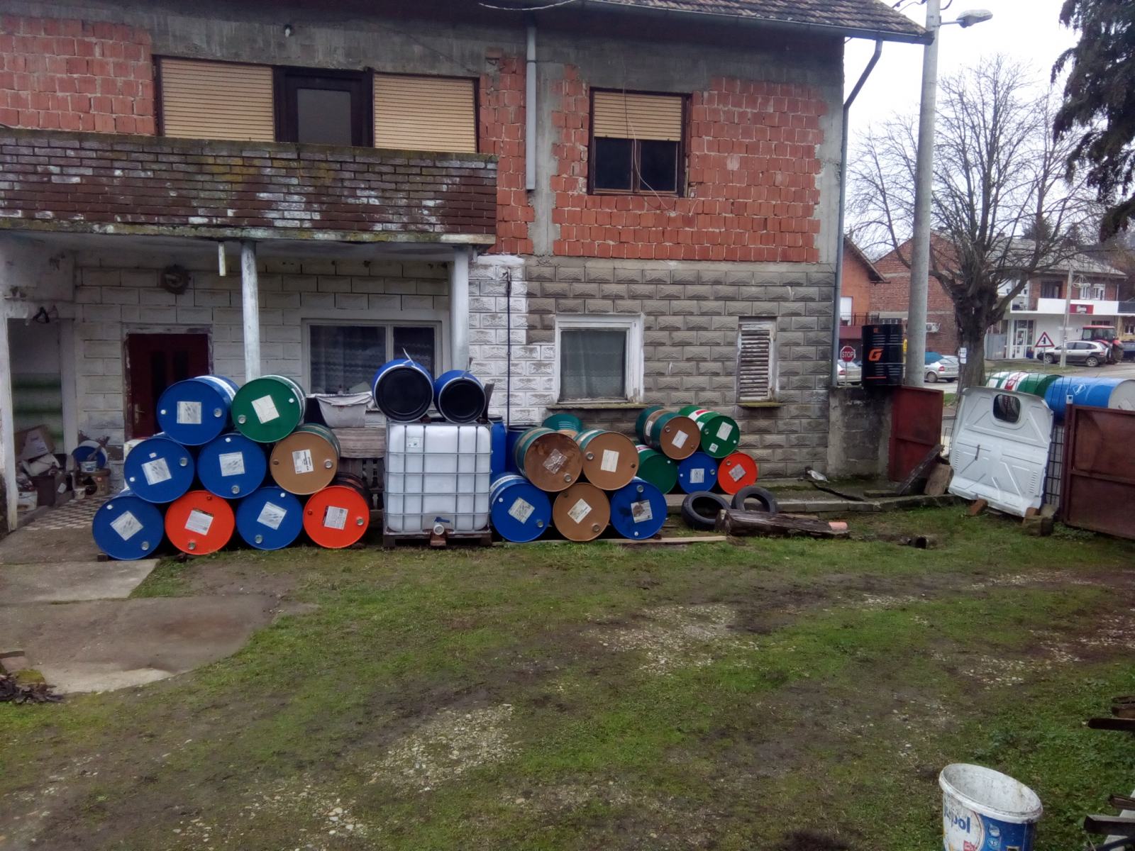 Limene i plastične bačve 35-240 lit., cisterne tis.lit.