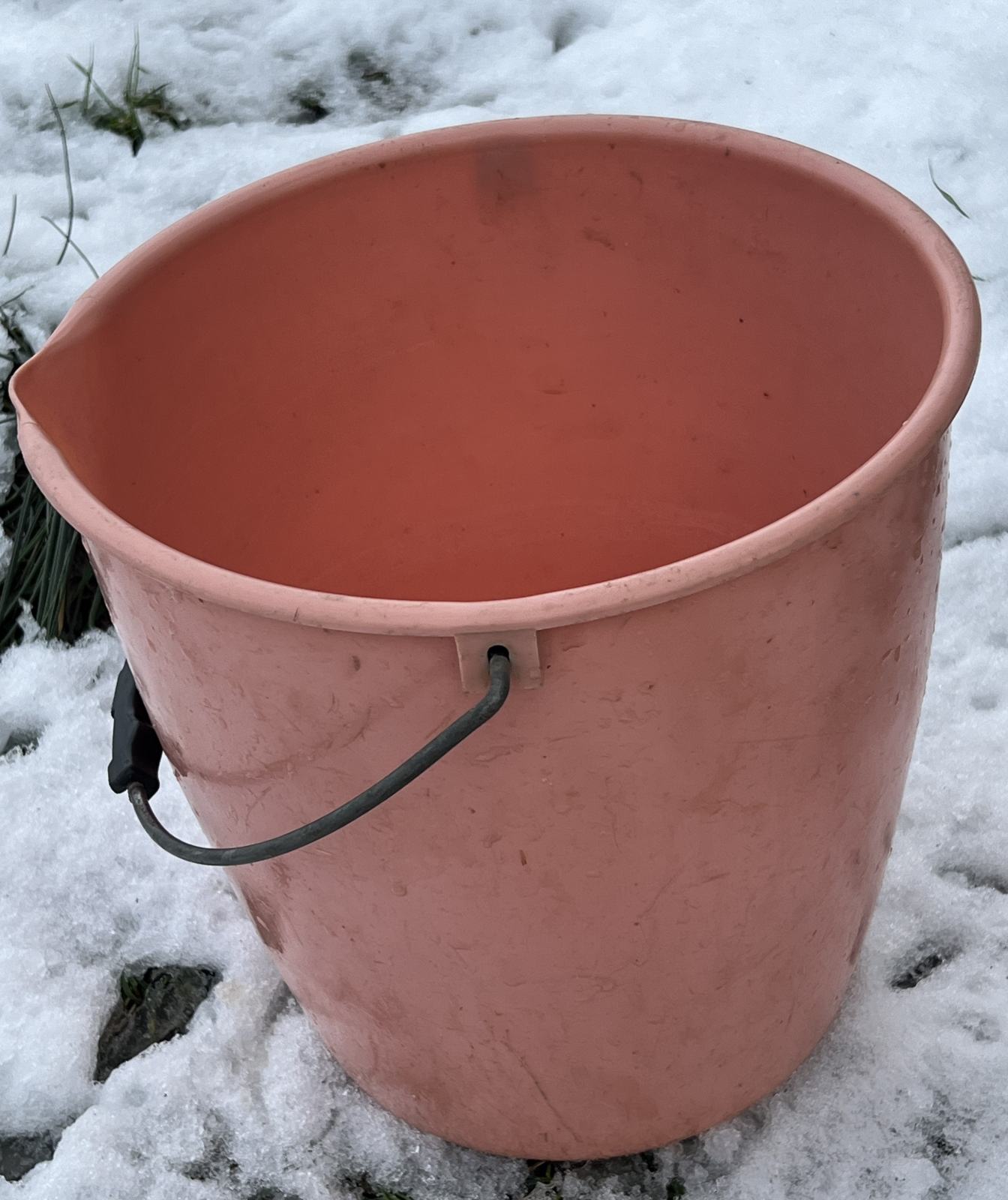 PLASTIČNA KANTA VOLUMENA 12 L
