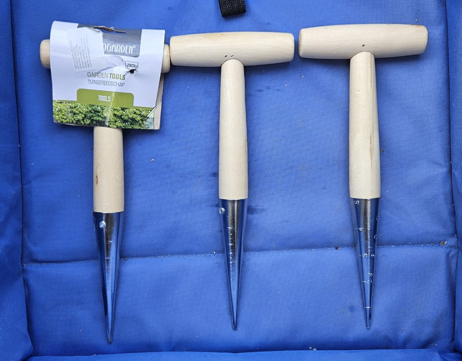 Sadilica sa drvenom drškom.Novo,do 12 cm.dubine.3 kom.15 eura sve.Pula