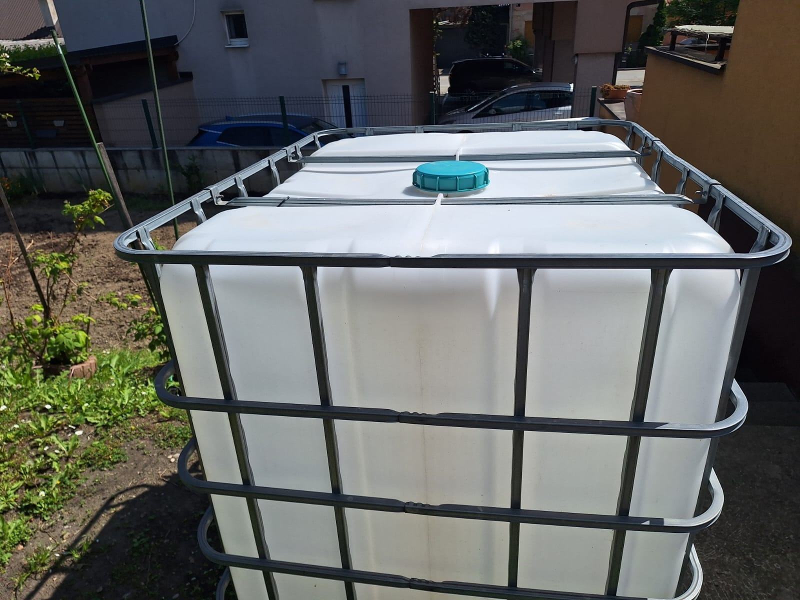 SPREMNIK ZA VODU 1000L neoštećen