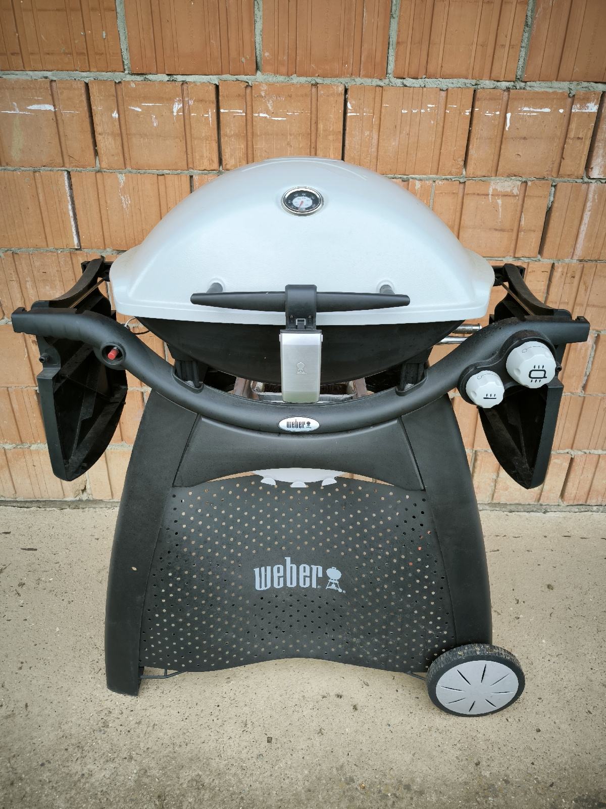 Weber Q3000 plinski roštilj