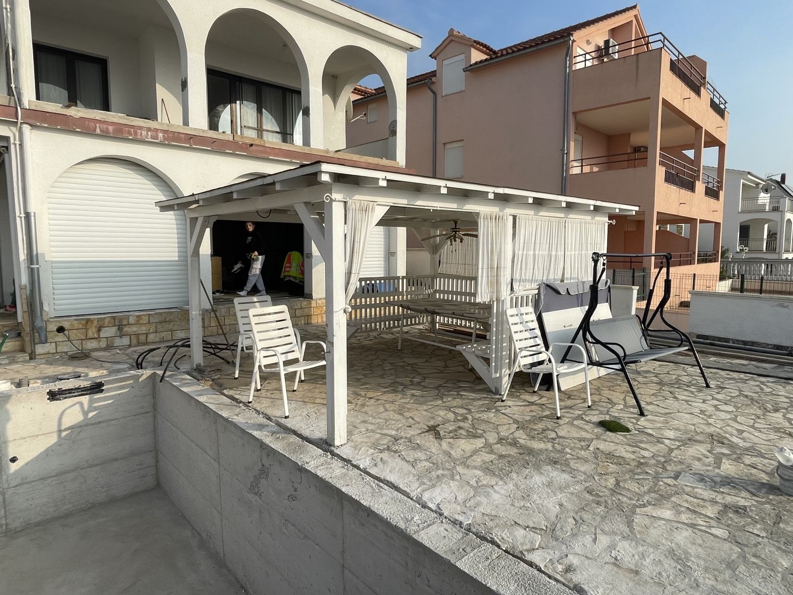 Drveni paviljon s klupama i prostorom za roštilj