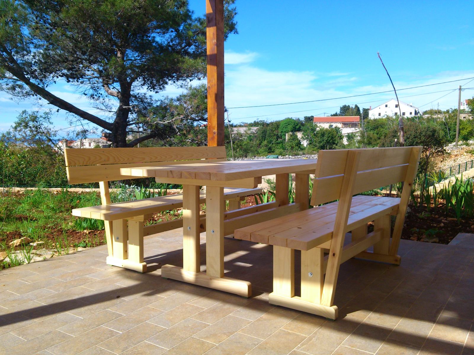 DRVENI STOLOVI I KLUPE-VRTNE GARNITURE