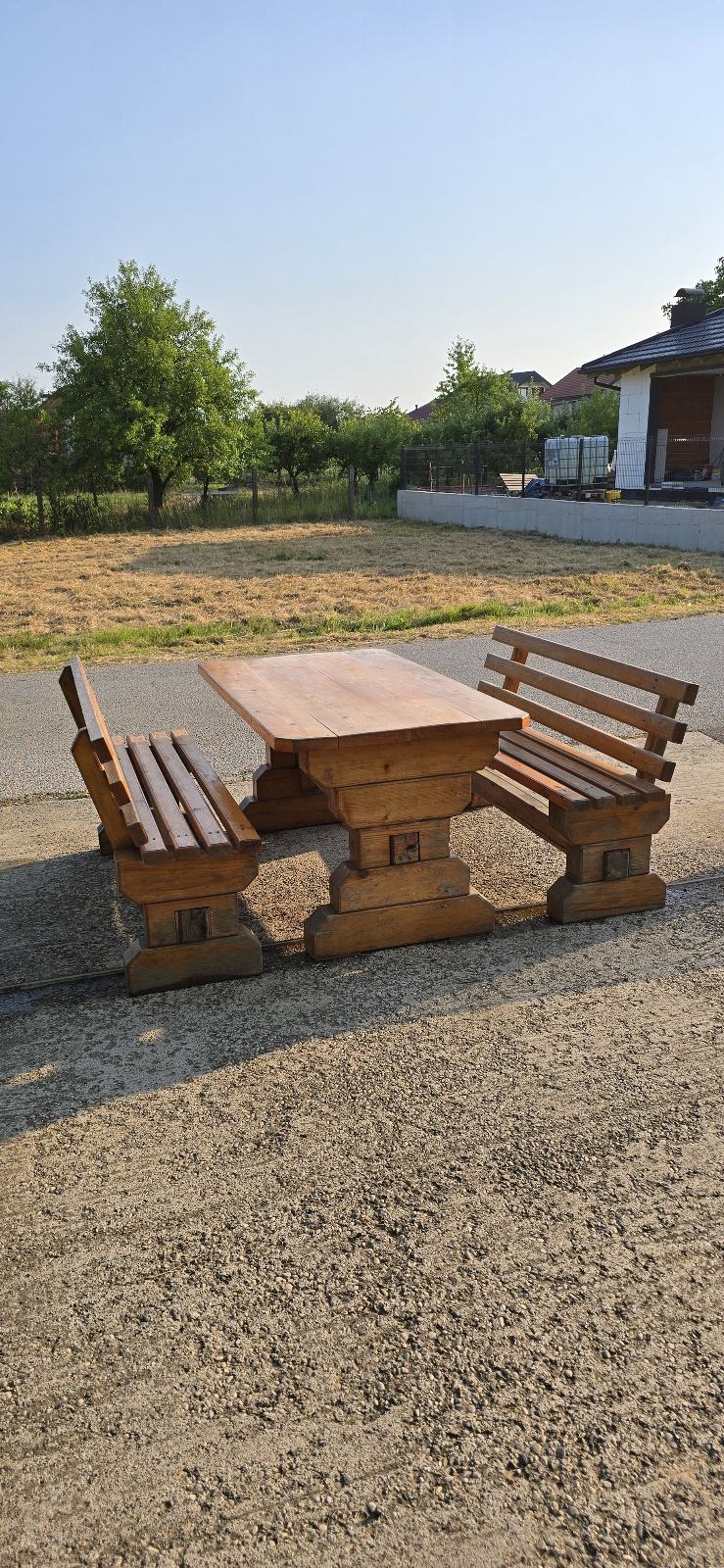 MASIVNI DRVENI STOL I DVIJE KLUPE