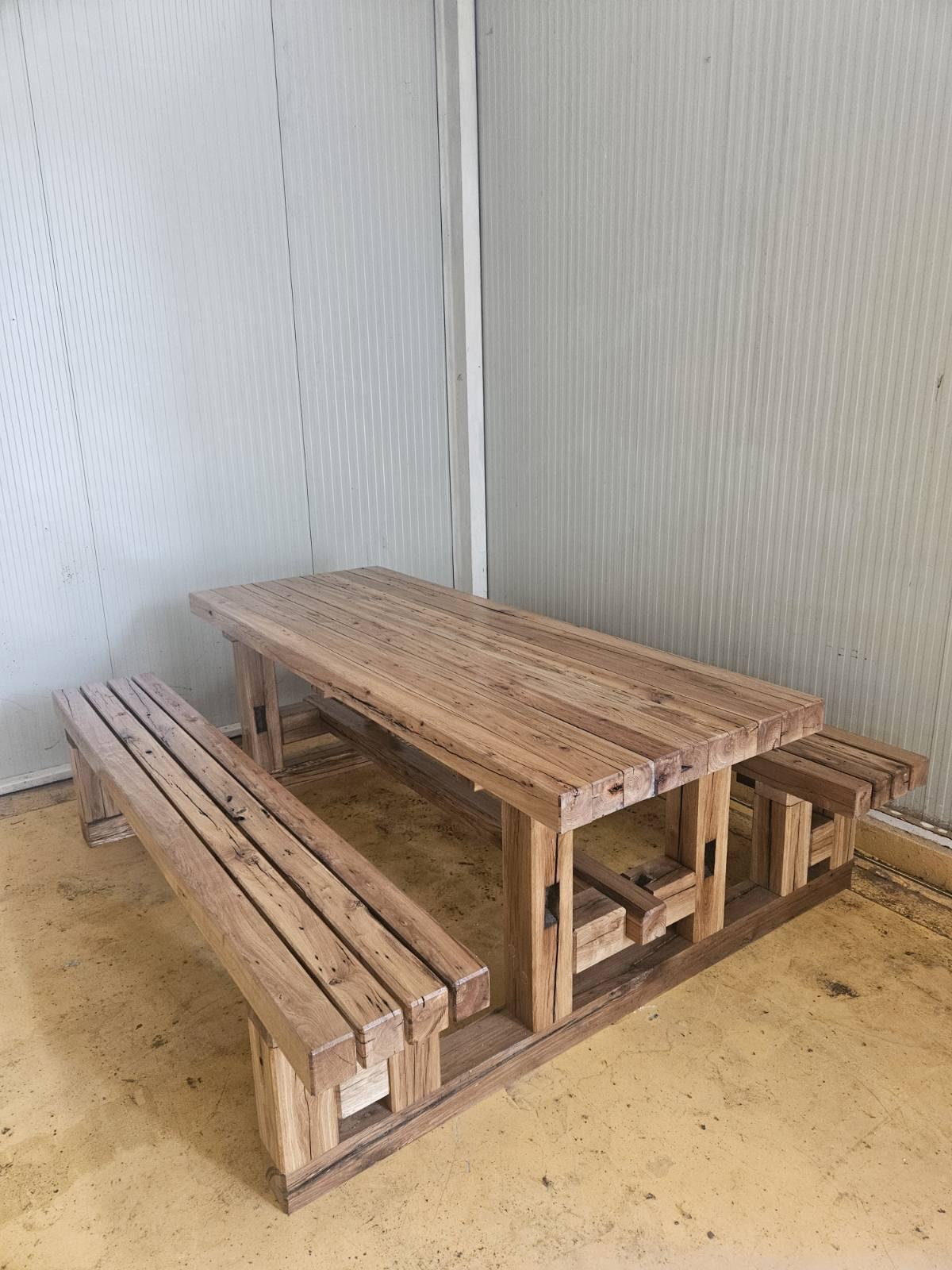 Masivni drveni stol i klupe