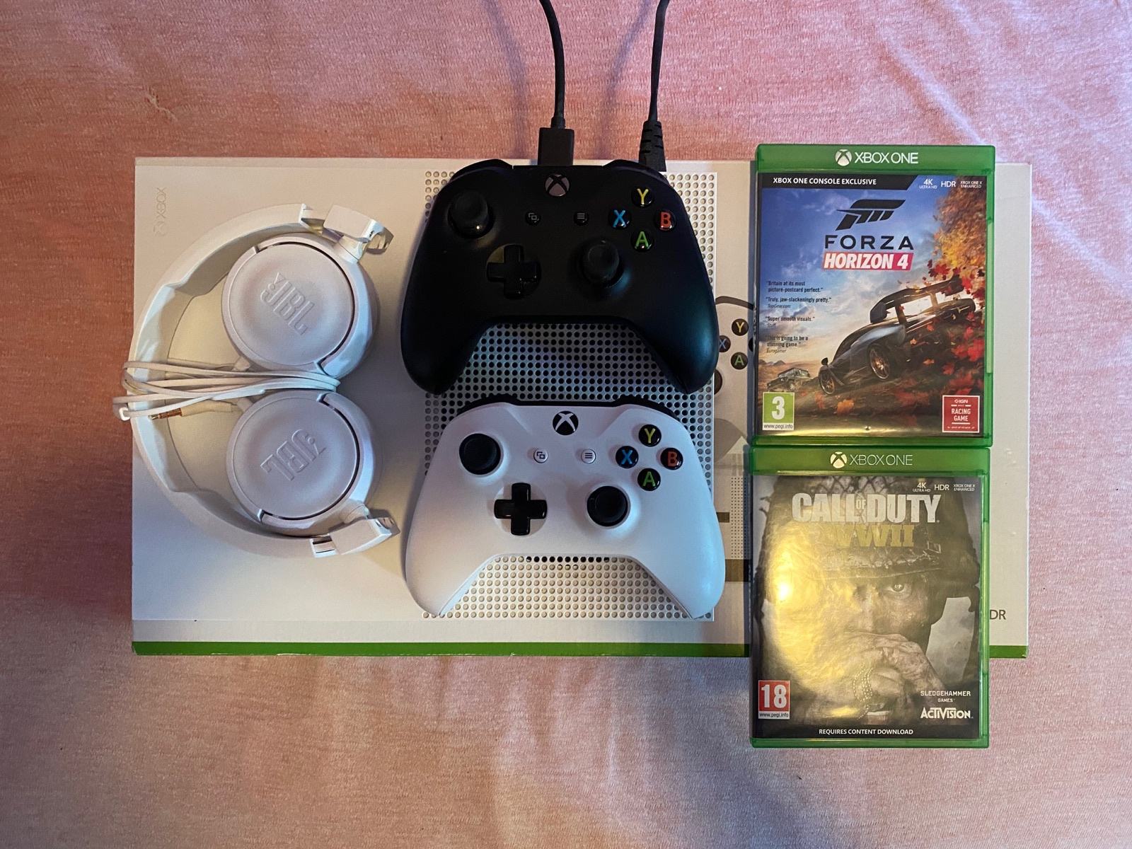 Xbox One S 1TB + 2 joysticka + Forza Horizon 4 + COD WWII