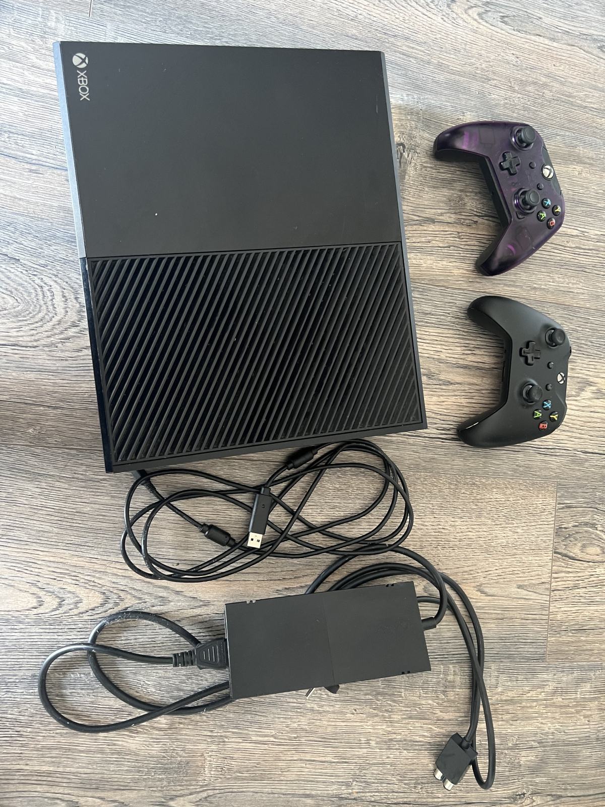 Xbox ONE 500GB + 2 joysticka i 4 igrice