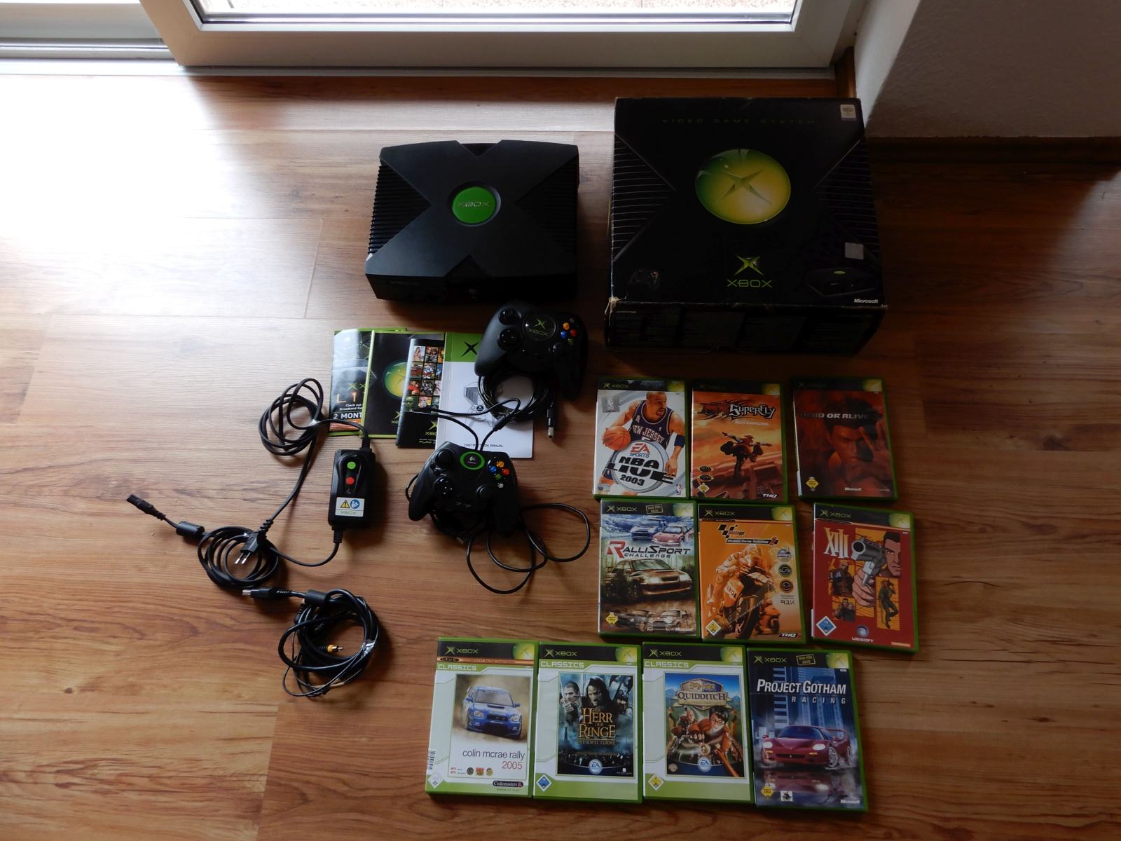 Microsoft Xbox Classic konzola u kutiji sa igrama i dva joysticka