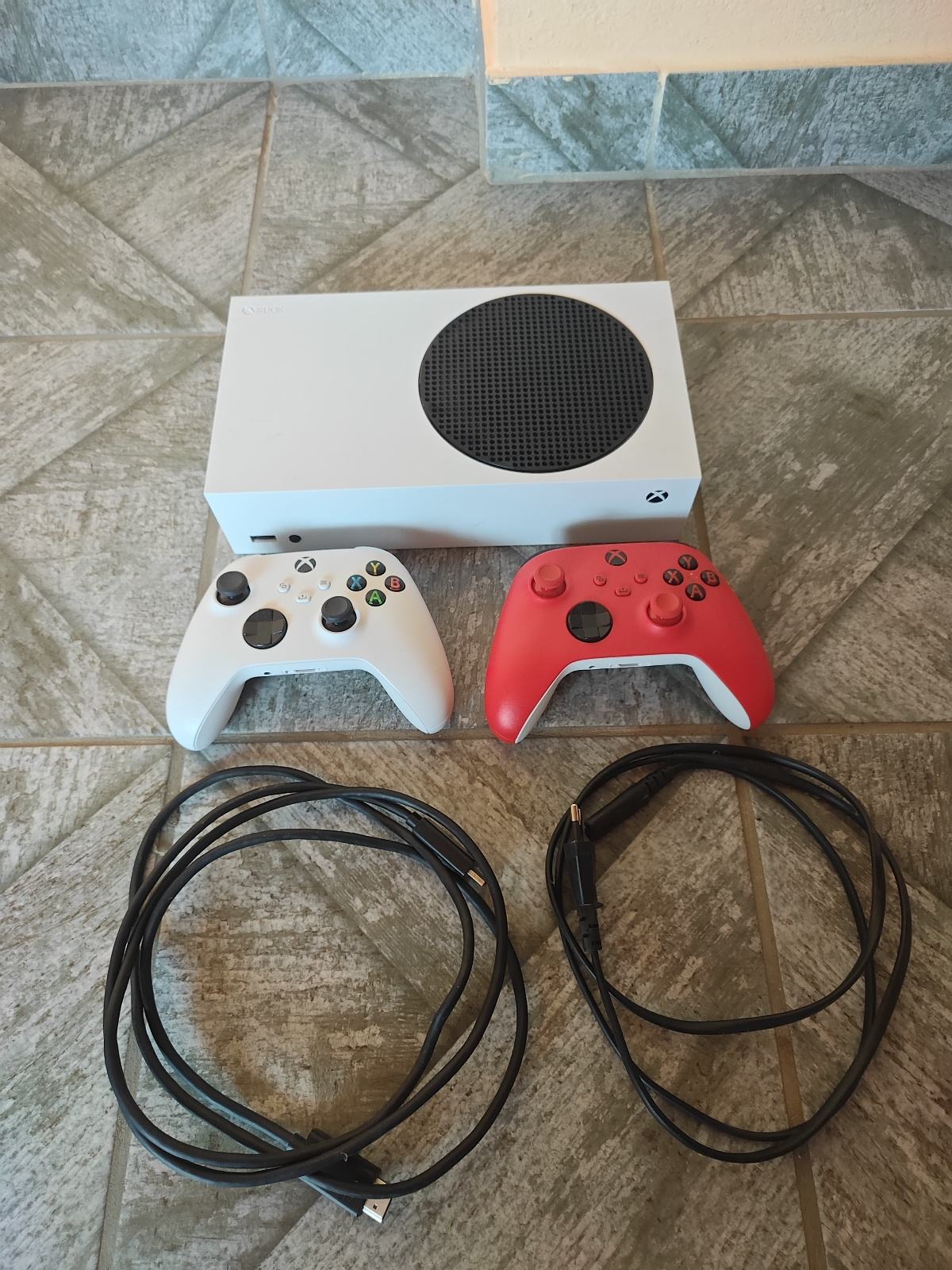 xbox series S konzola sa 2 orginal joystika