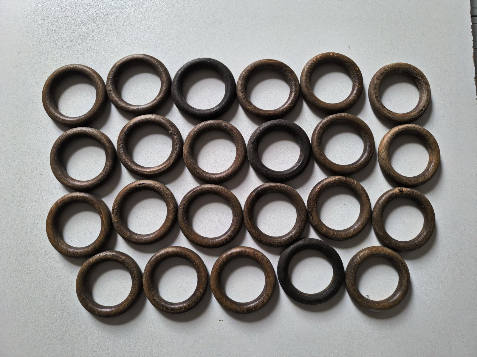 Drvene smeđe karike za karnišu - za zavjesu