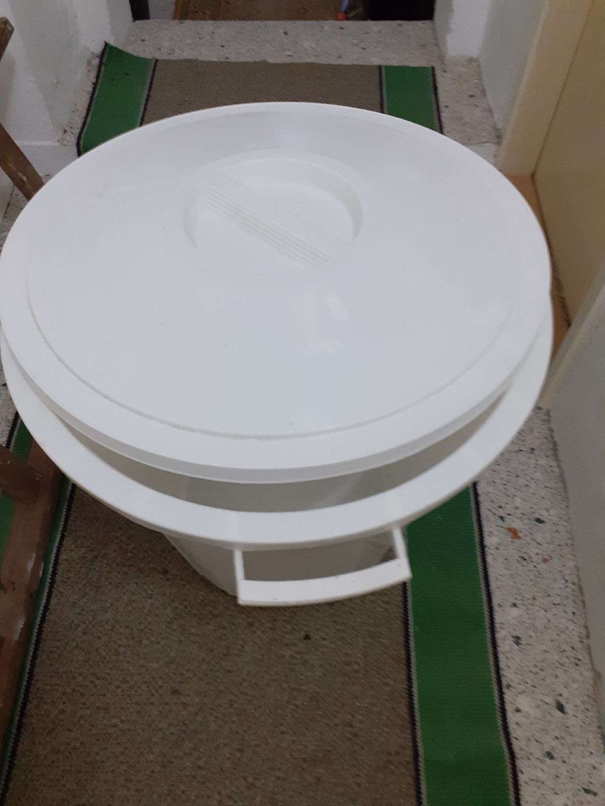 Plastična posuda sa poklopcom