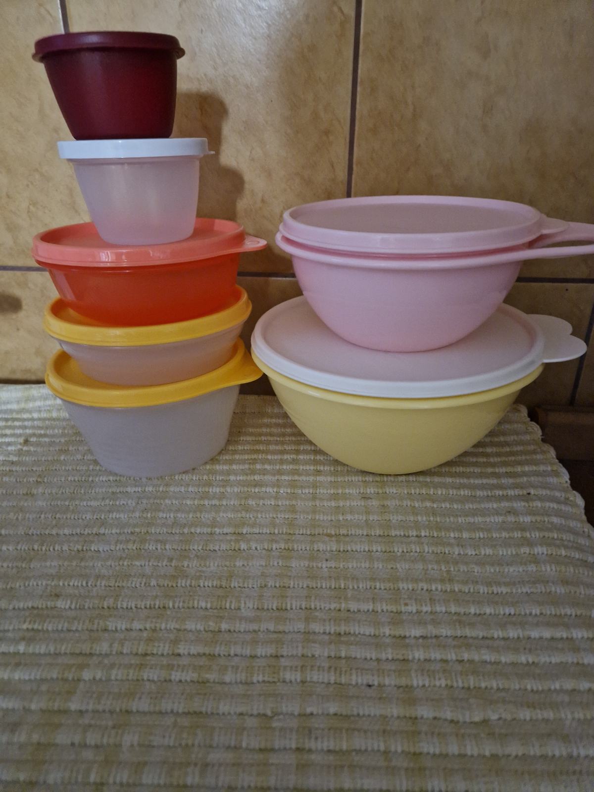 Novi Tupperware set posuđa(