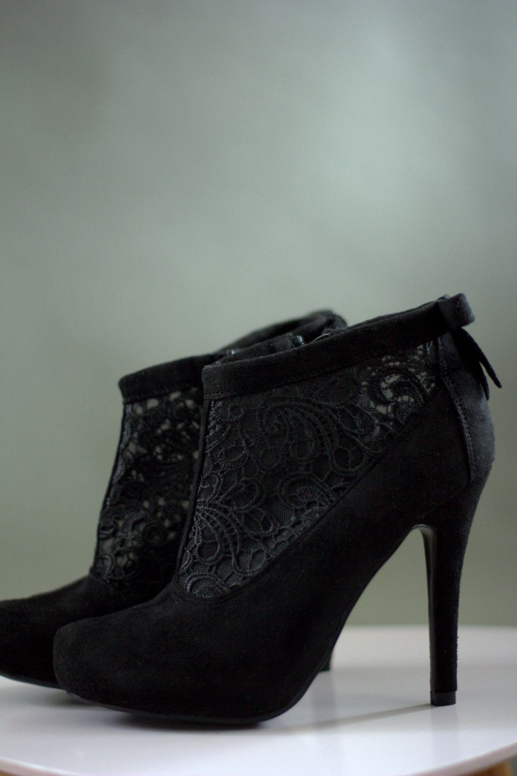 Crne štikle s čipkom