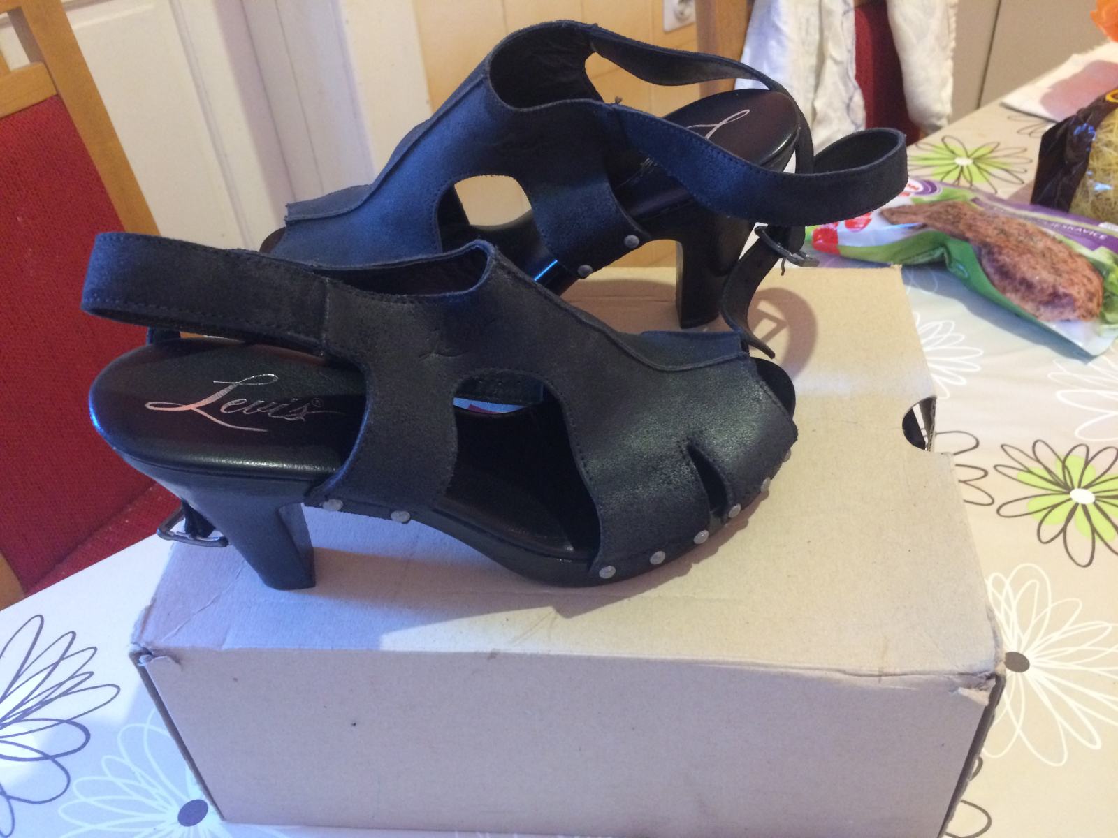LEVIS sandale exluzivno!!!