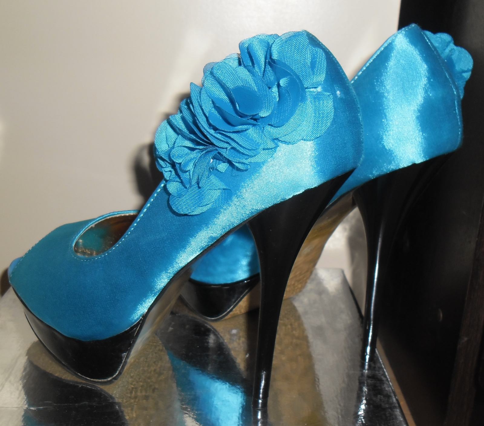 Tirkizno plave štikle