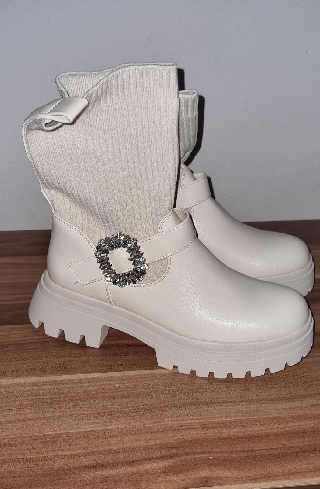 GLEŽNJAČE CIPELE ČIZME bež boja br 40