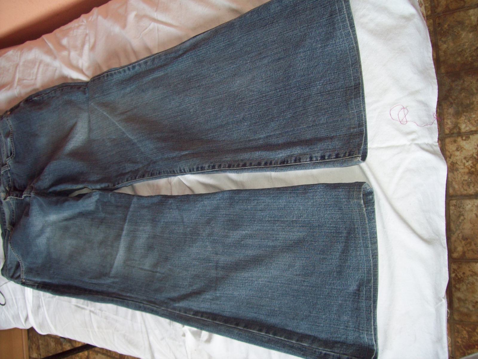 Prodajem zenske traperice.Marke;AMADEUS JEANS.(Broj;46).