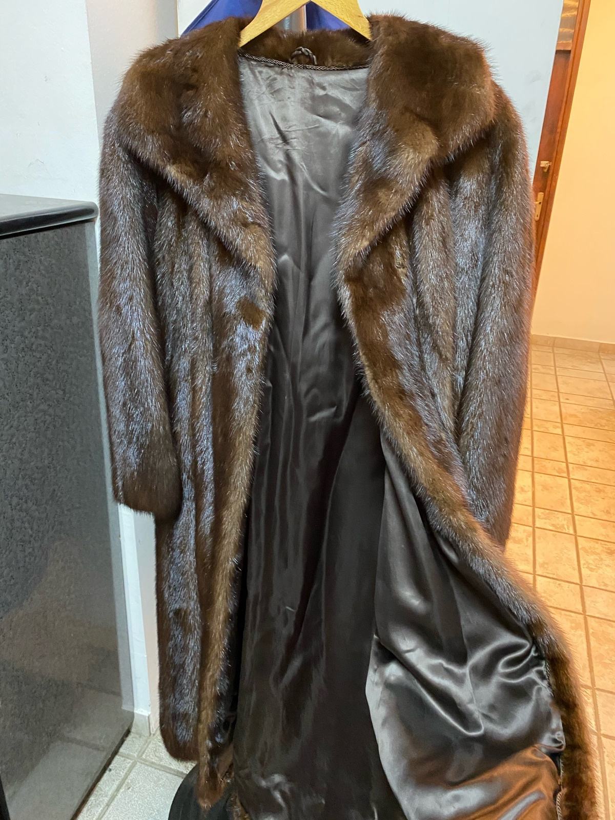 Bunda od nerca, puna ledja, sjajna