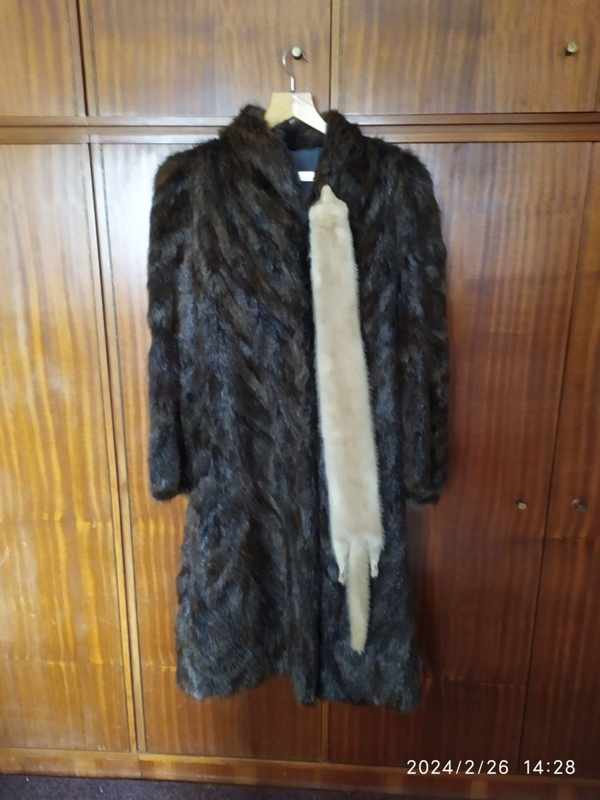 SMEĐA BUNDA OD NERCA vel. 40-42 I OVRATNIK OD LISICE