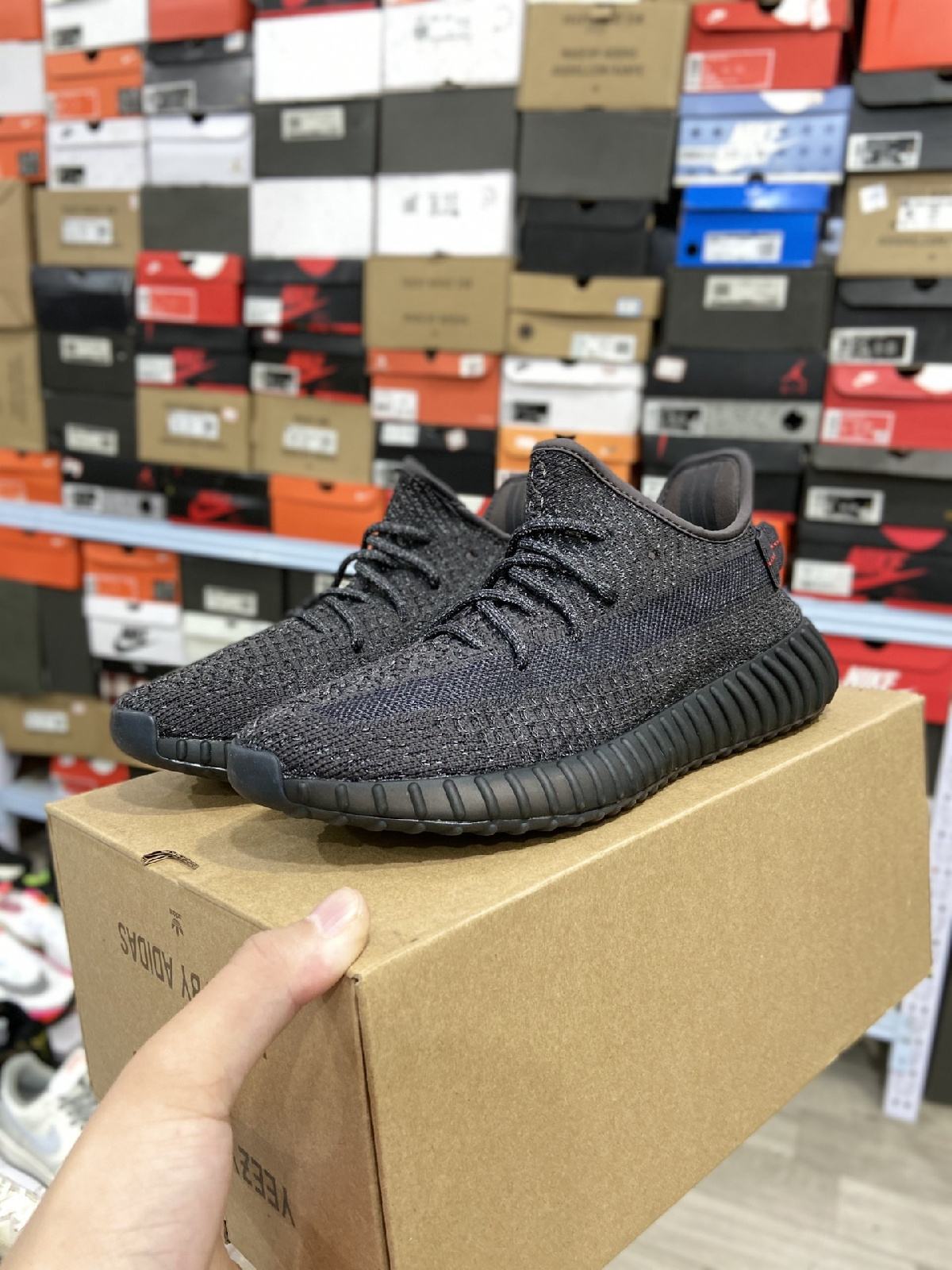 Adidas Adidas Yeezy Boost 350 V2 BIack Reflective Black Gypsophila