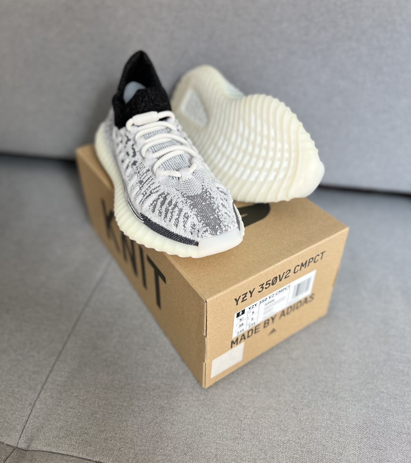 Adidas YEEZY Boost 350 V2 Panda tenisice 38 broj