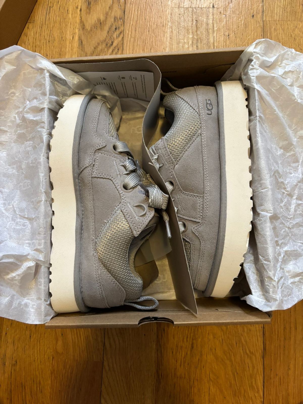 UGG tenisice broj 36