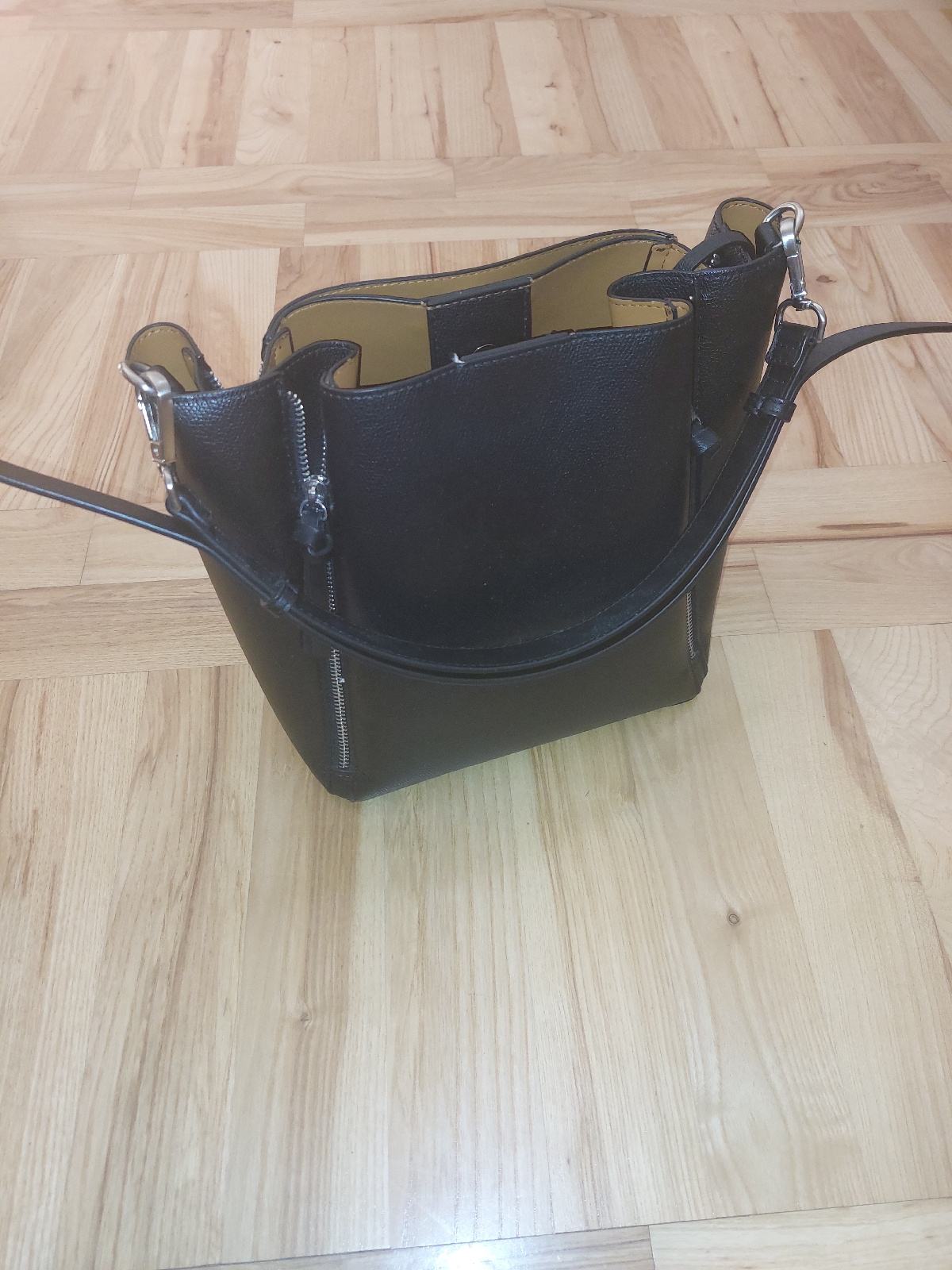 Ženska crna torba ZARA