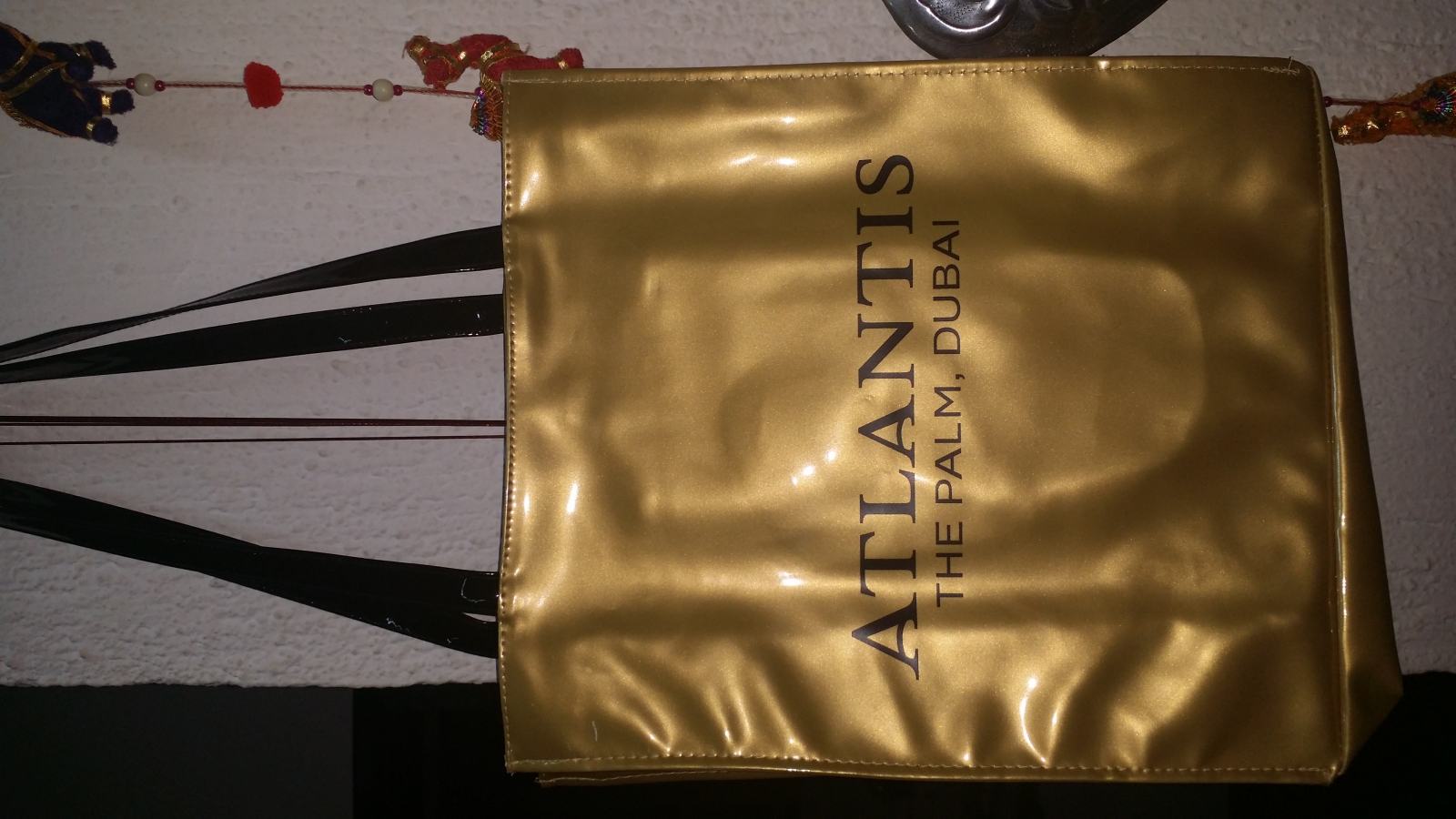 zlatna torba lakirana nova