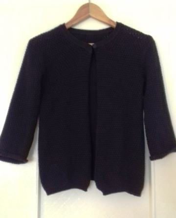 Tamnoplava vesta u stilu pedesetih