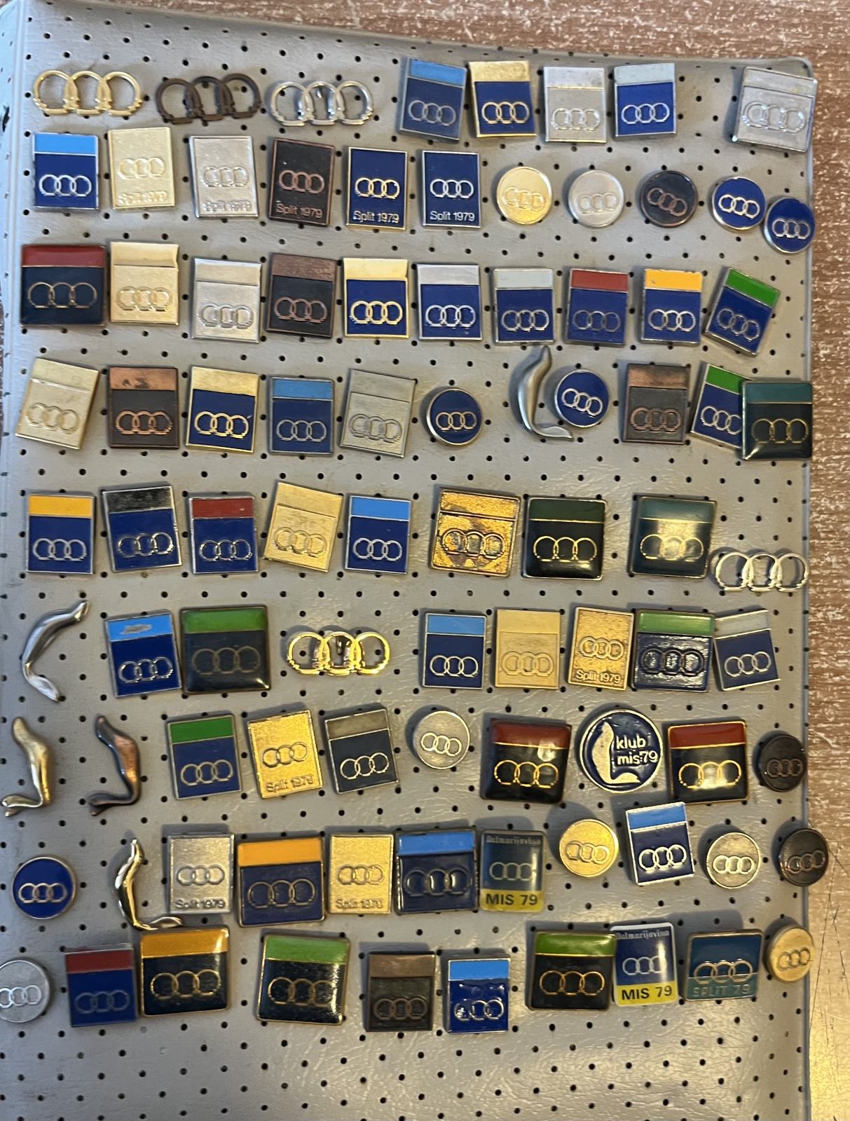 SPLIT 79, MIS - LOT OD 79 KOMADA ZNAČAKA