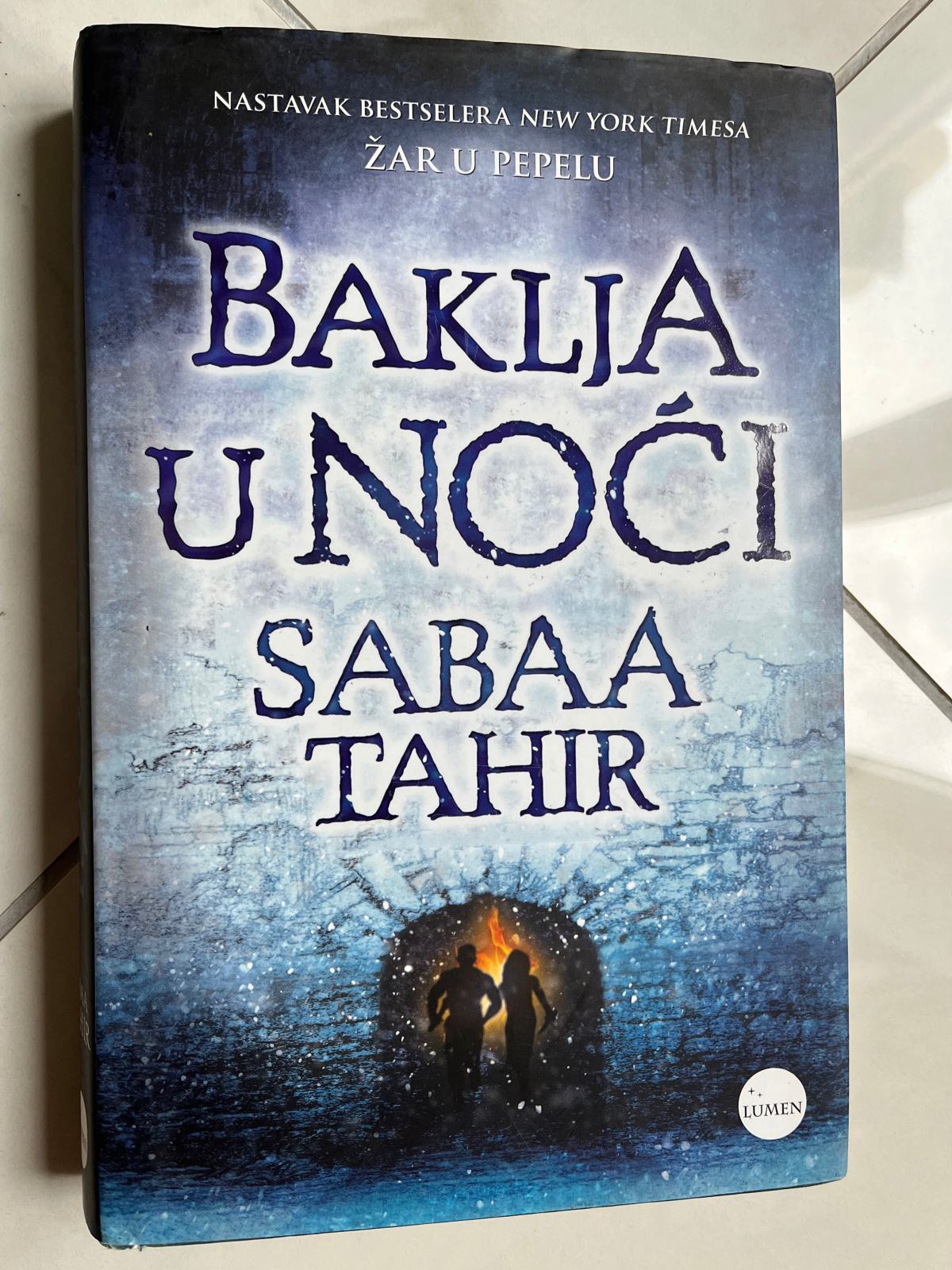 SABAA TAHIR, Baklja u noći