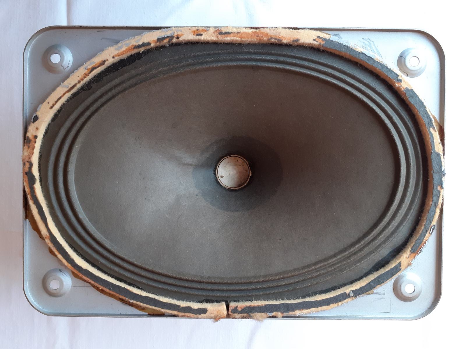 Bas zvučnik skinut sa Telekomunikacije Ljubljana Šoča radio-prijemnika