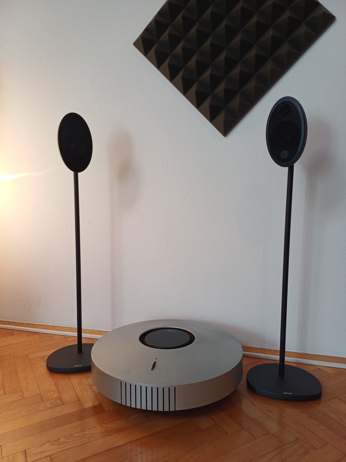 Jamo komplet aktivni subwoofer plus Jamo satelliti plus Jamo stalci.