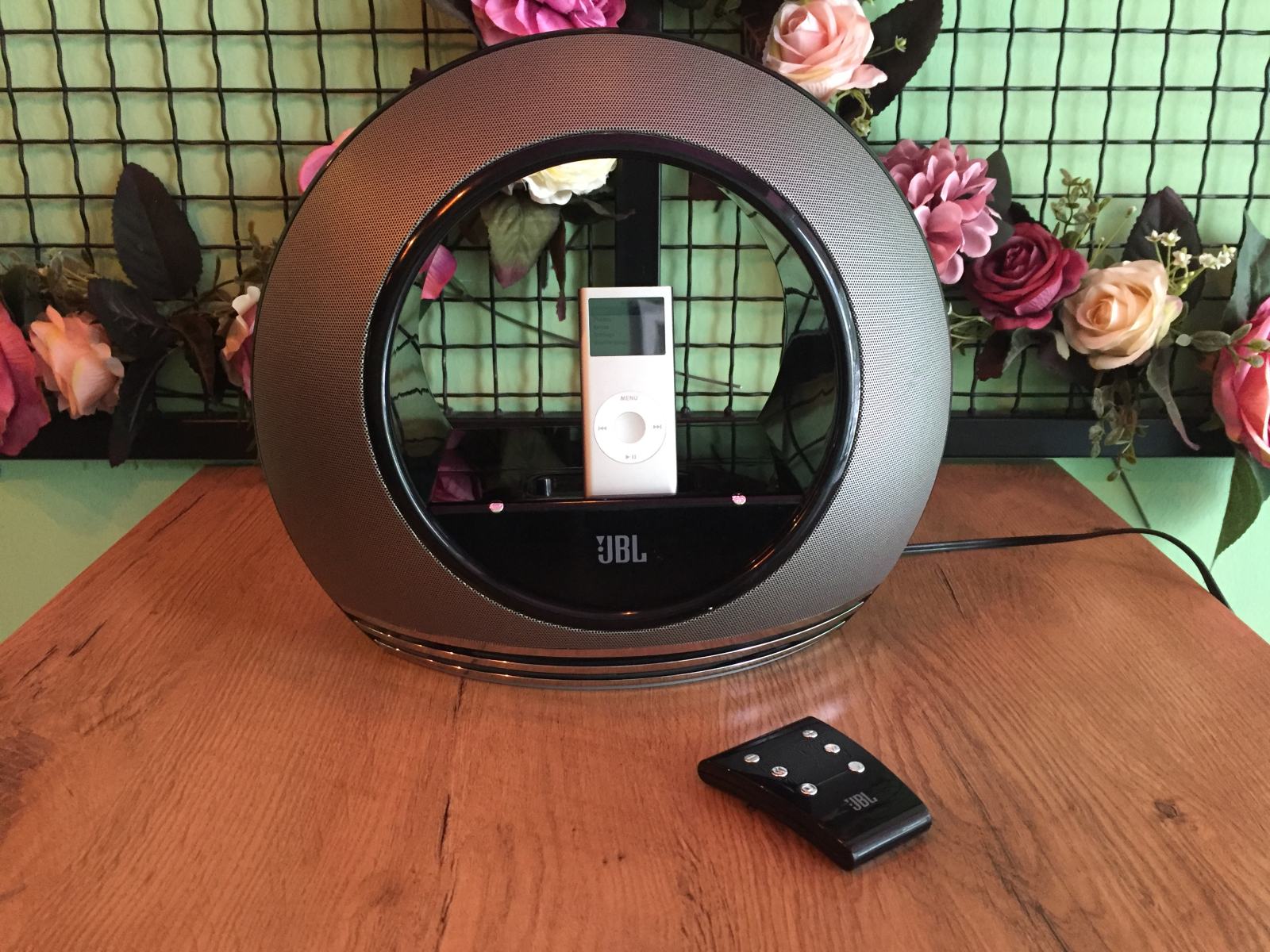JBL Radial iPod Dock zvucnik