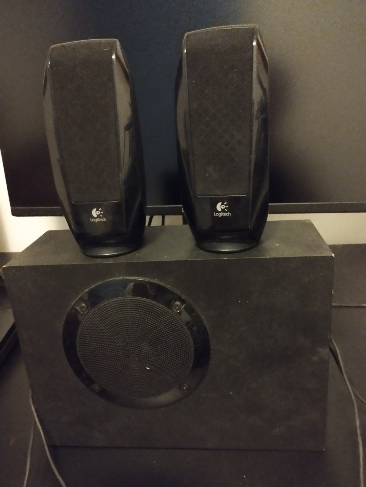 Logitech S-220 zvučnici, 2 satelita + subwoofer