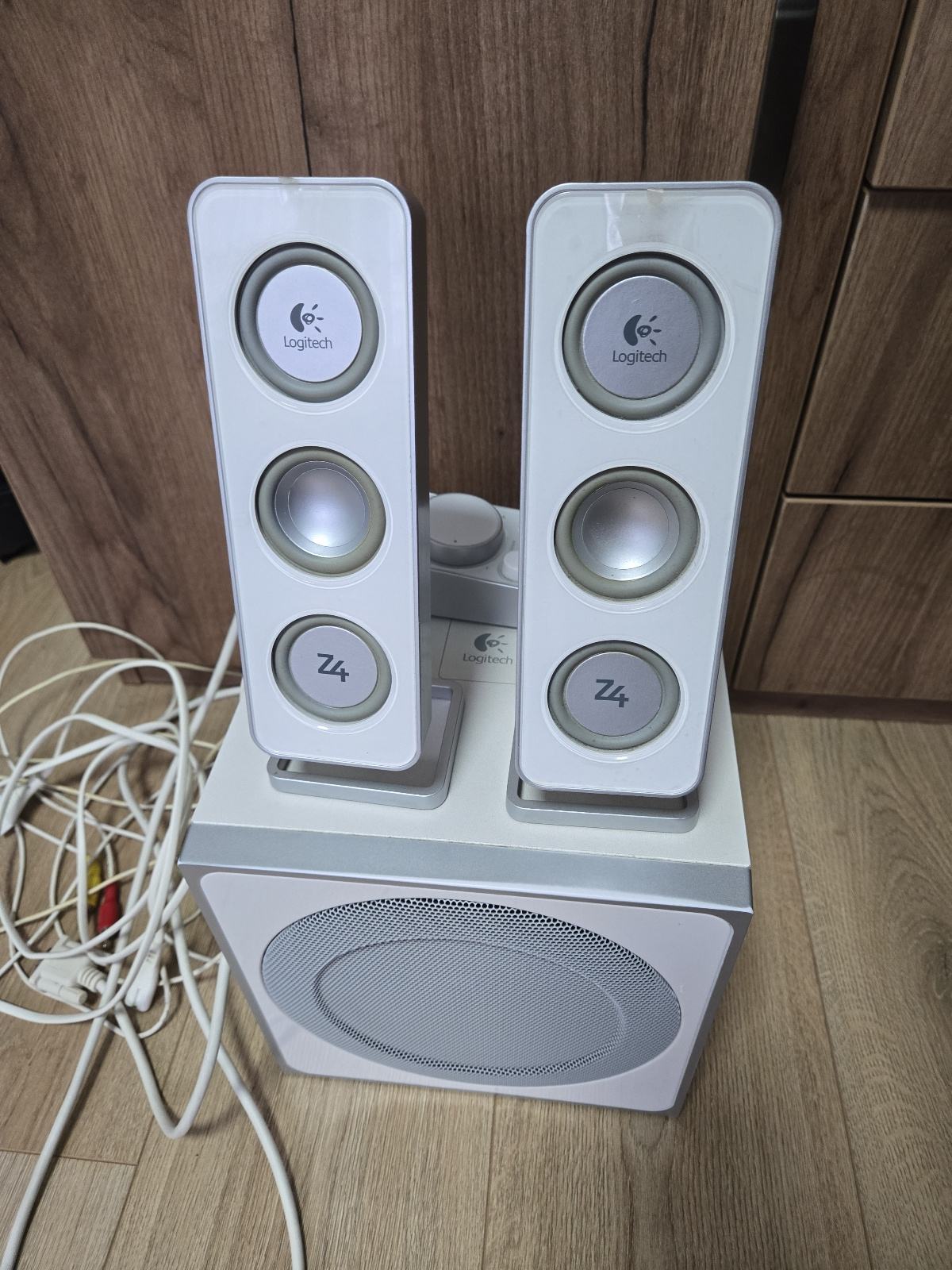 logitech z4 2.1 zvučnici i subwoofer