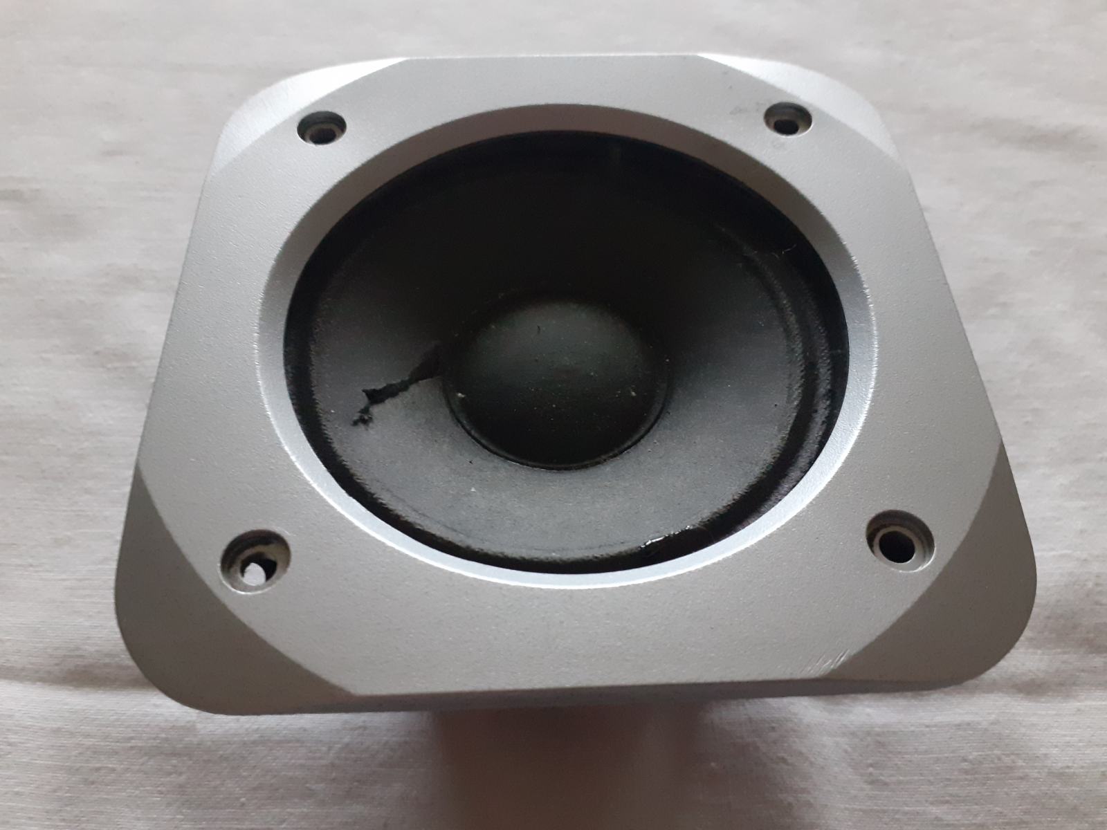 Srednjetonac skinut sa Technics-ove kutije, 3, 8 Ohma, radi, oštećen